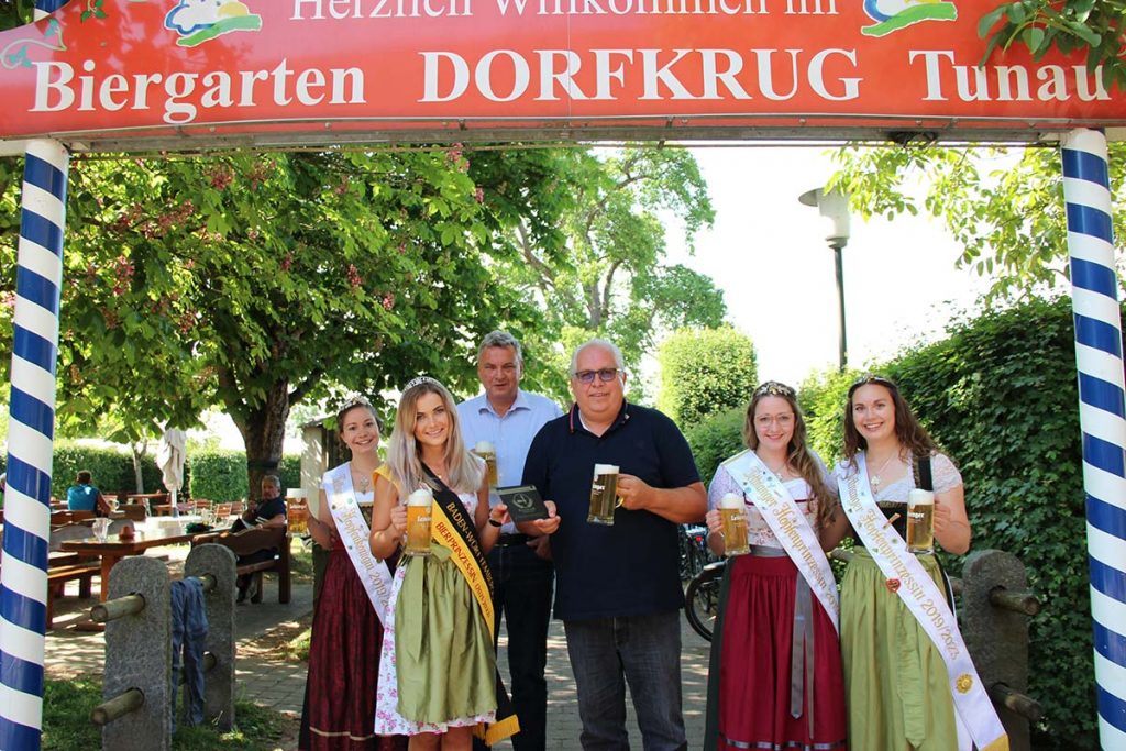Verlei­hung des goldenen Zapf­hahnes an den Dorfkrug in Tunau » Nina ...
